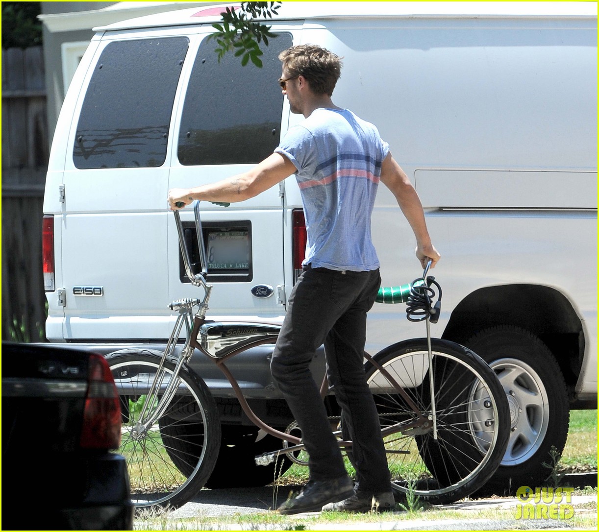 Ryan Gosling: Schwinn Bicycle Stud!: Photo 2669339 | Ryan Gosling ...
