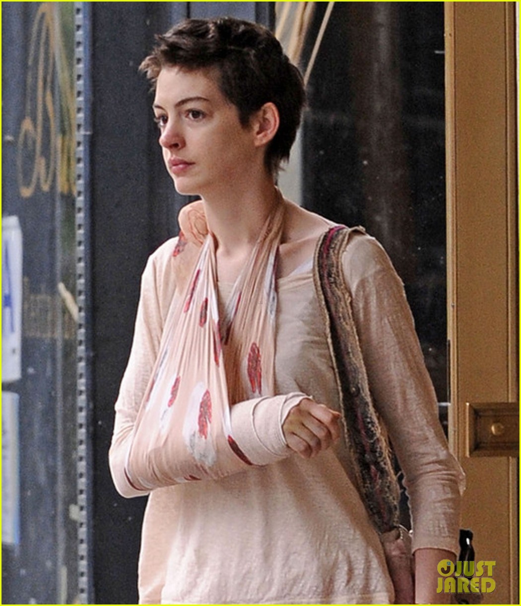 Anne Hathaway: Pretty in Pink: Photo 2670782 | Adam Shulman, Anne ...