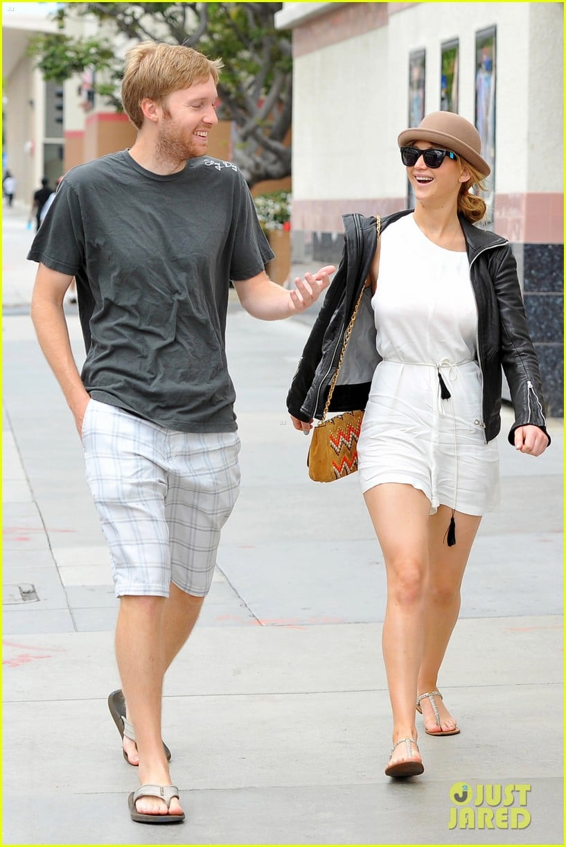 Jennifer Lawrence: Sunday Matinee with Friends!: Photo 2676391 ...