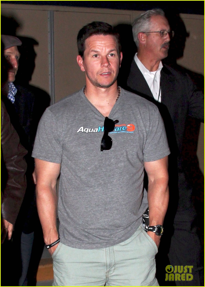 Mark Wahlberg & Jeremy Renner: Pacquiao vs. Bradley Fight!: Photo ...
