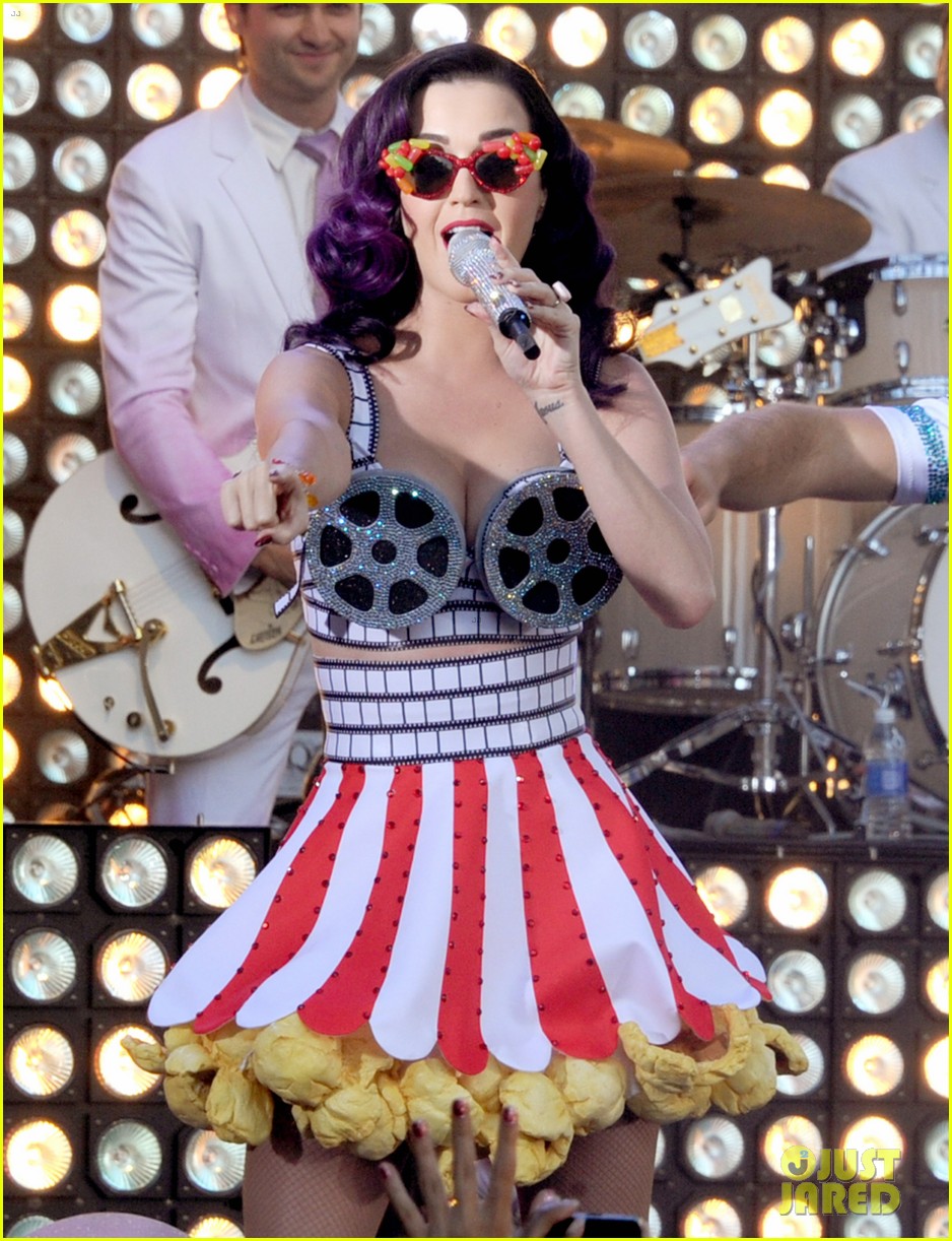 Katy Perry: 'Wide Awake' Performance at 'Part of Me' Premiere!: Photo ...