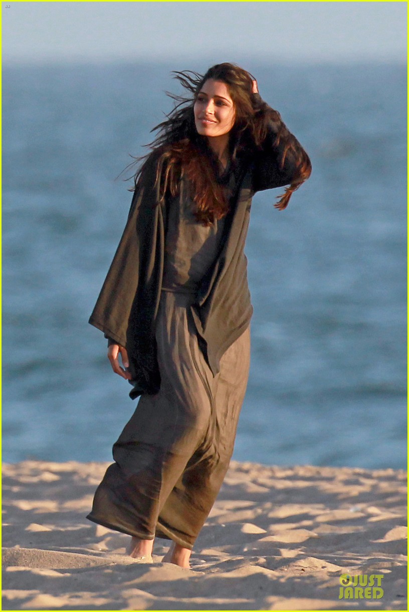 Freida Pinto: 'Knight' at Santa Monica Beach!: Photo 2679985 ...