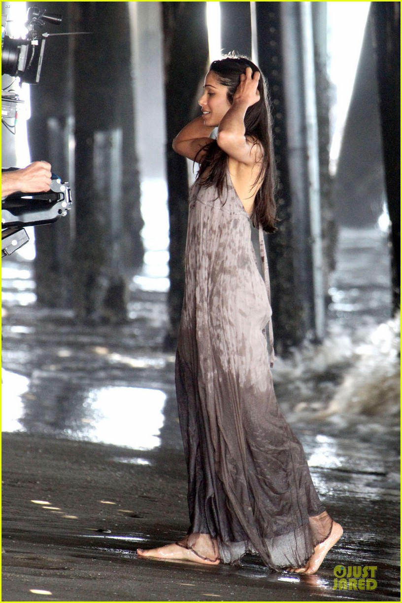 Freida Pinto: 'Knight' at Santa Monica Beach!: Photo 2679990 ...