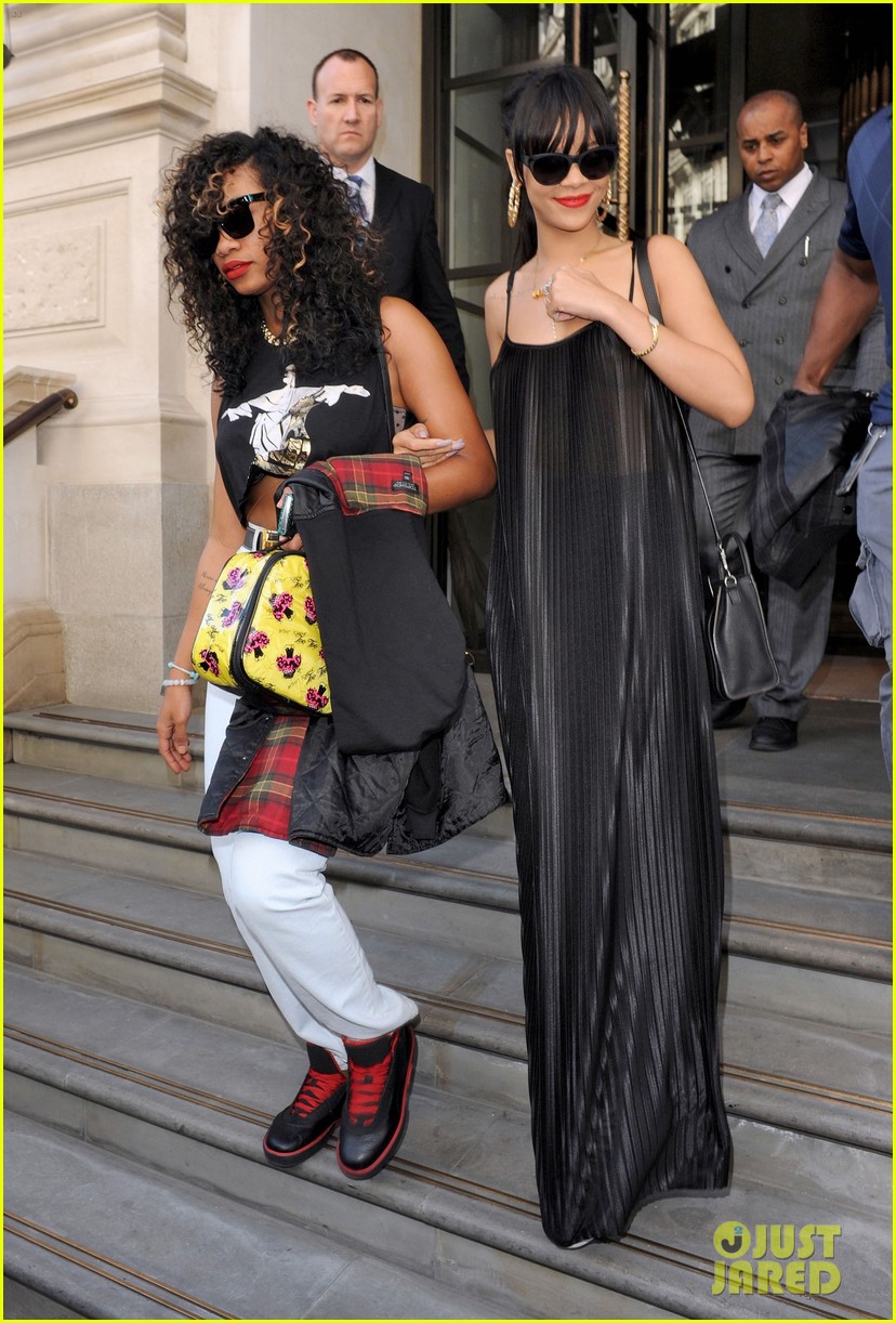 Rihanna: Hackney Weekend Show!: Photo 2679025 | Rihanna Photos | Just ...