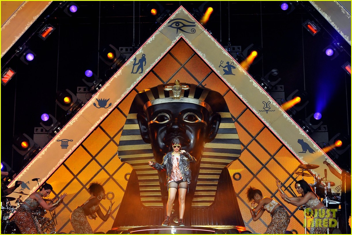 Rihanna: Hackney Weekend Show!: Photo 2679026 | Rihanna Photos | Just ...