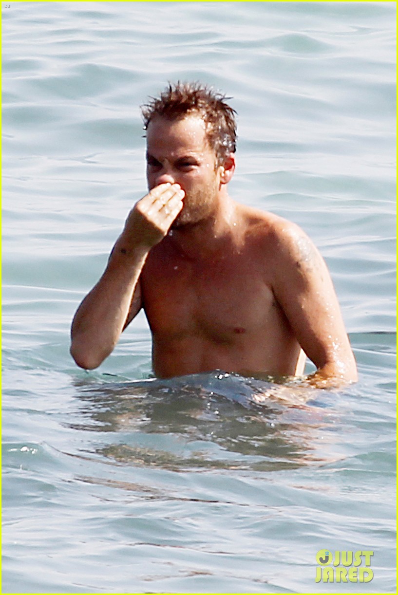 Photo: stephen dorff shirtless in spain 14 | Photo 2686622 | Just Jared ...