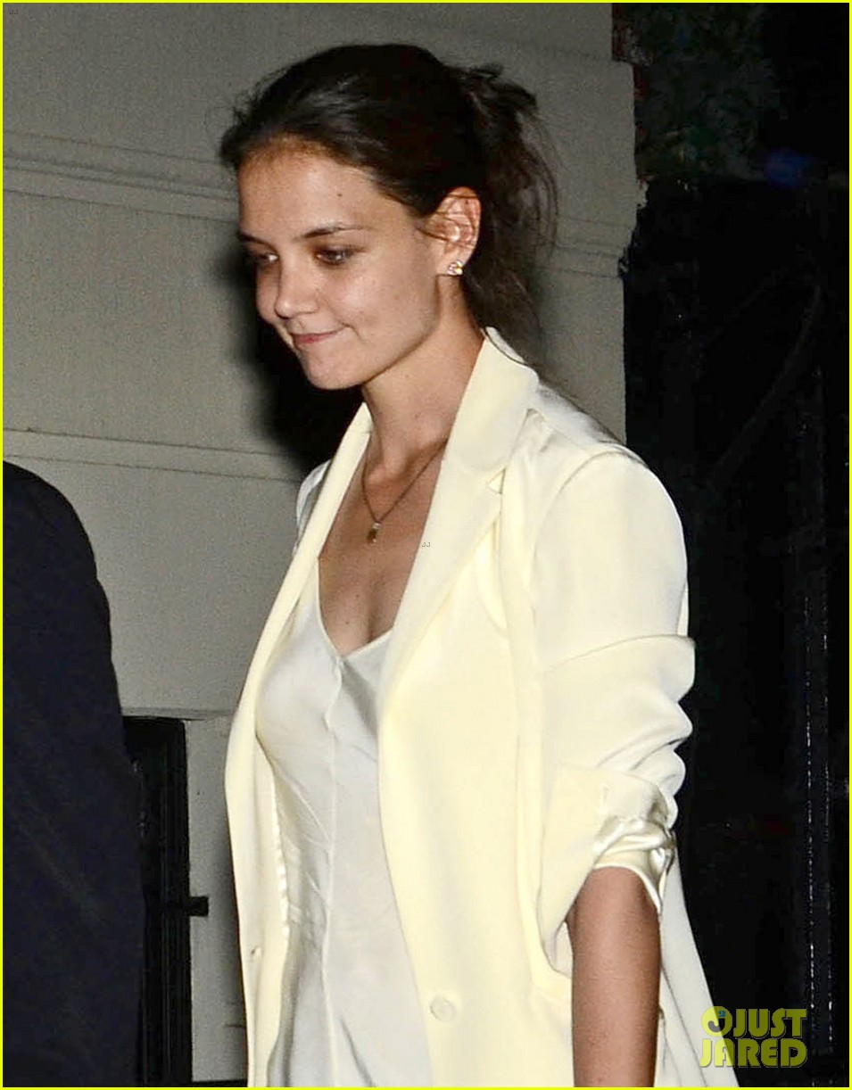 Katie Holmes' Divorce Weapon: Disposable Cell Phone?: Photo 2686179 ...