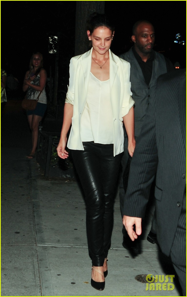 Katie Holmes' Divorce Weapon: Disposable Cell Phone?: Photo 2686182 ...