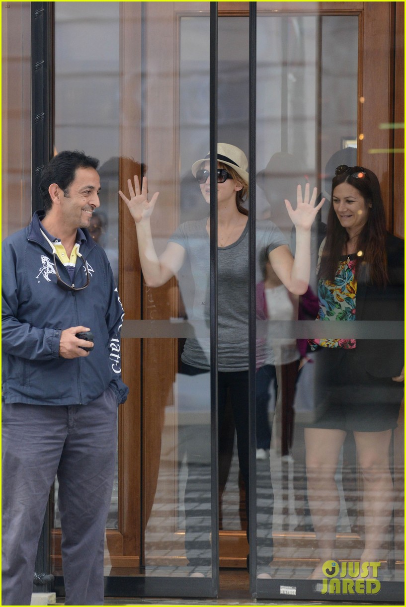 Jennifer Lawrence: Fan Friendly in France!: Photo 2682738 | Jennifer ...