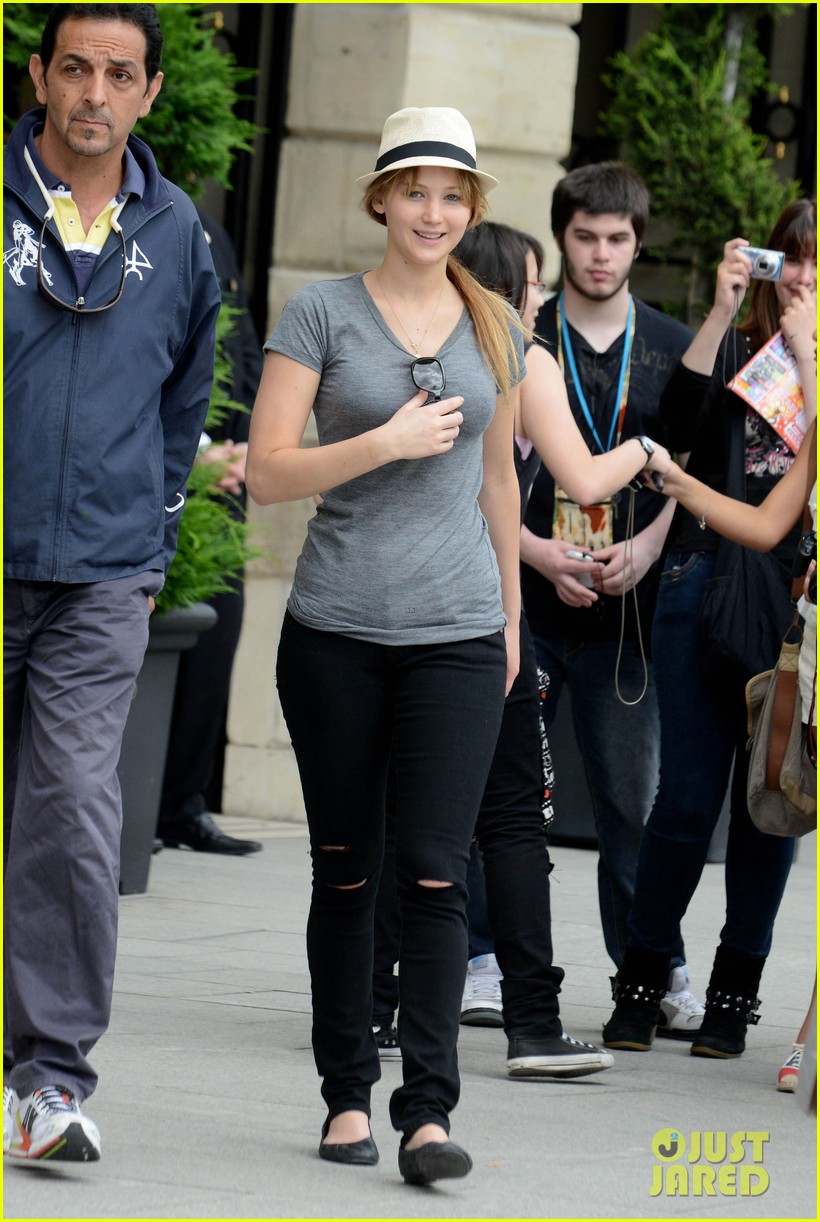 Jennifer Lawrence: Fan Friendly in France!: Photo 2682740 | Jennifer ...