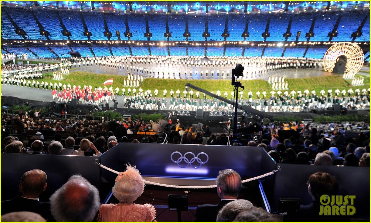 Daniel Craig & Queen Elizabeth's Olympic Arrival - Watch Now!: Photo ...