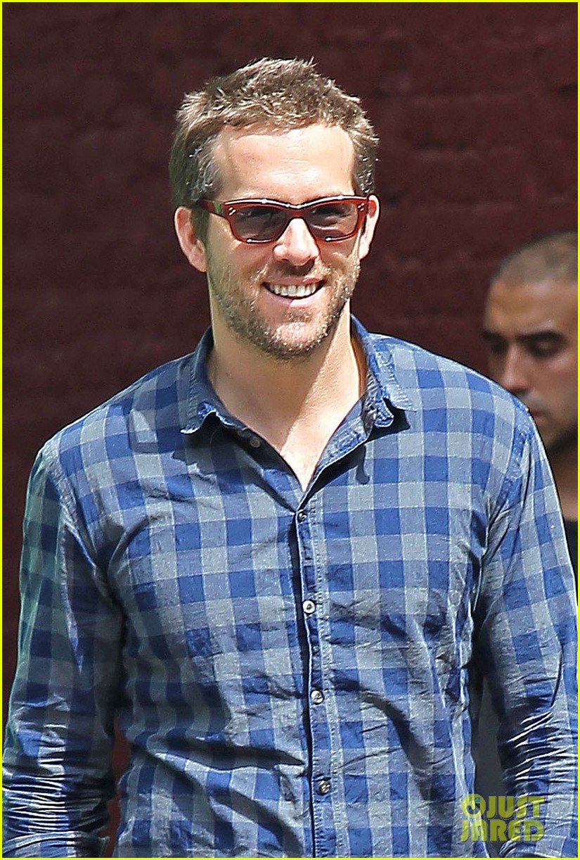 Ryan Reynolds: West Village Smile!: Photo 2693248 | Ryan Reynolds ...