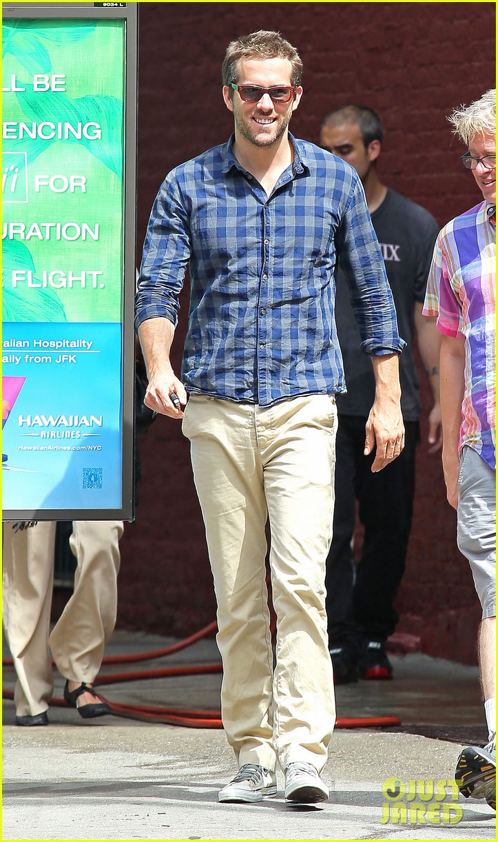 Ryan Reynolds: West Village Smile!: Photo 2693252 | Ryan Reynolds ...