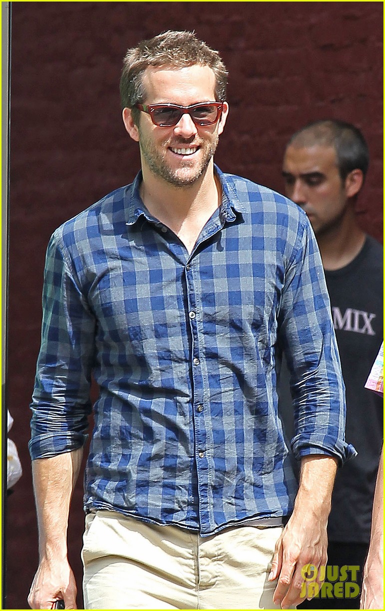 Ryan Reynolds: West Village Smile!: Photo 2693254 | Ryan Reynolds ...