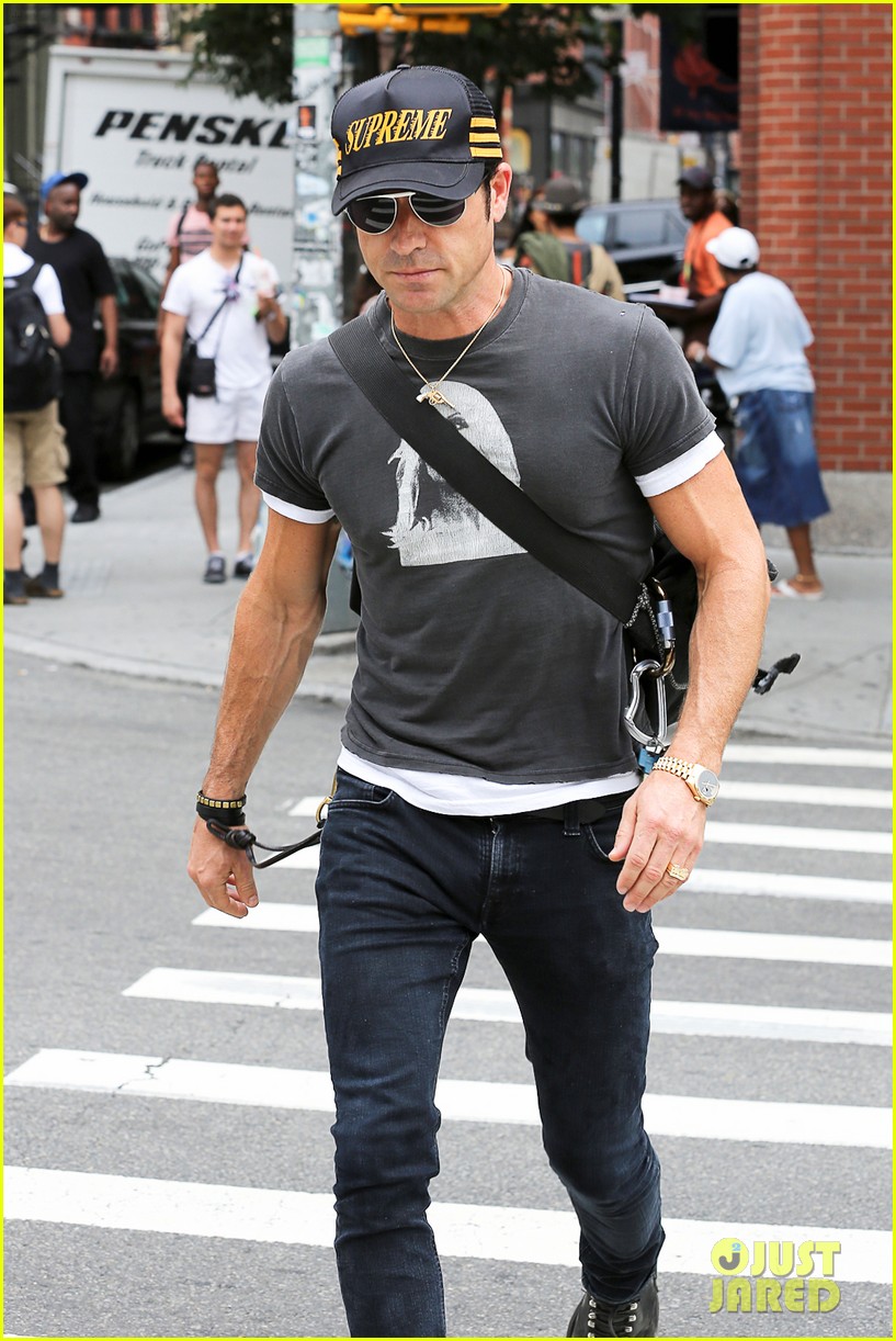 Justin Theroux: NYC Cab Catcher!: Photo 2695049 | Justin Theroux Photos ...