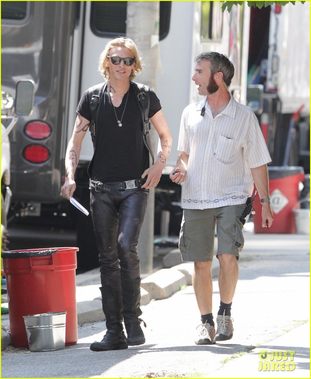 Jamie Campbell Bower & Robert Sheehan: 'Mortal' Men!: Photo 2707627 ...