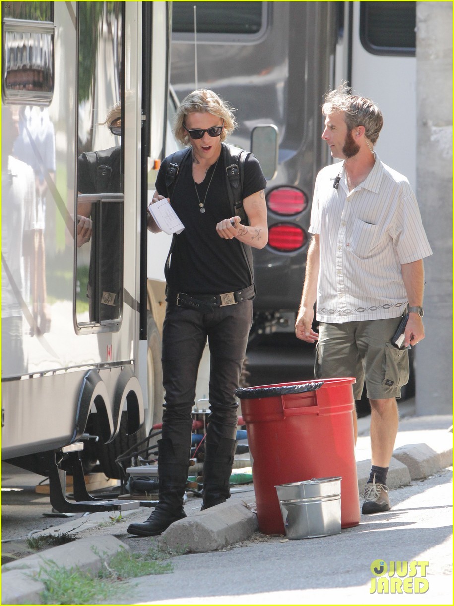 Jamie Campbell Bower & Robert Sheehan: 'Mortal' Men!: Photo 2707639 ...