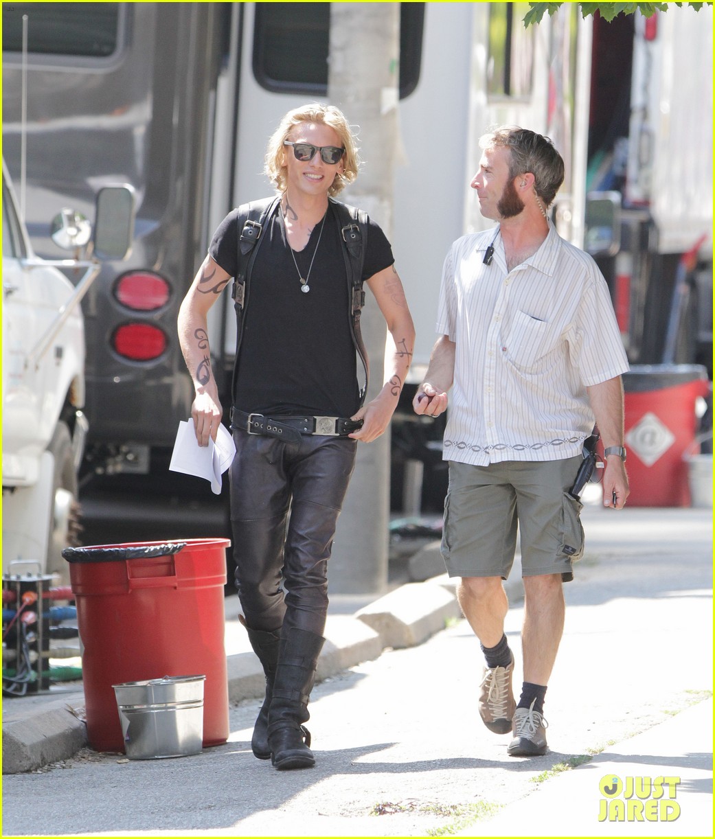 Jamie Campbell Bower & Robert Sheehan: 'Mortal' Men!: Photo 2707647 ...