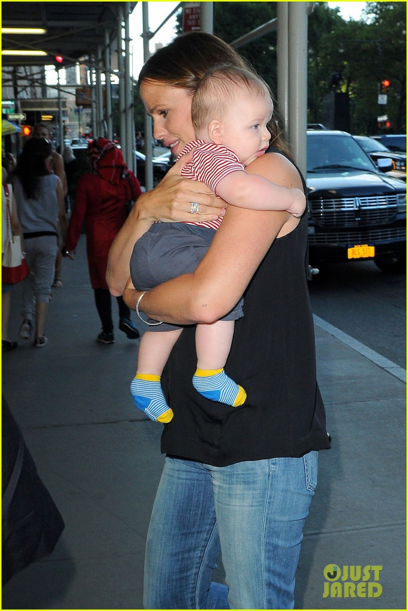 Jennifer Garner & Victor Garber: 'Alias' Reunion in NYC!: Photo 2702078 ...