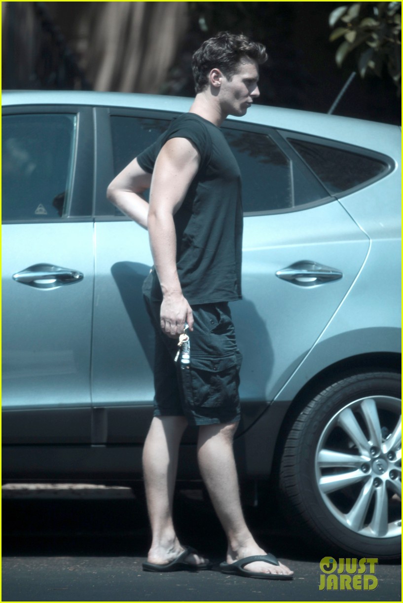 Photo: jonathan groff high fives 04 | Photo 2711564 | Just Jared ...