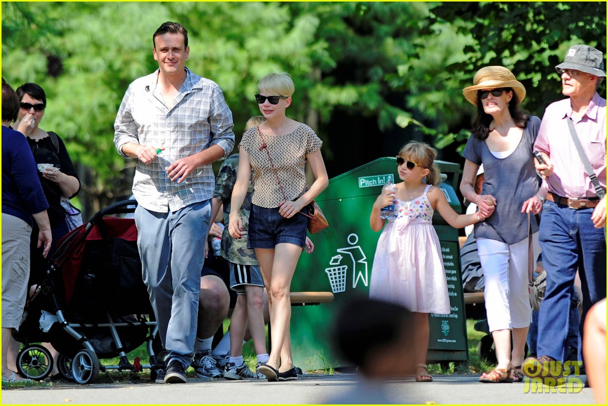 Michelle Williams & Jason Segel: Bronx Zoo with Matilda!: Photo 2711976 ...