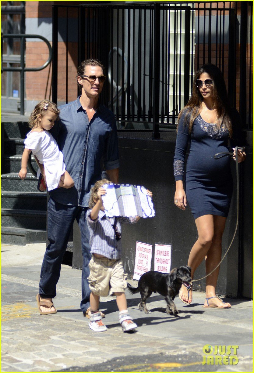 Matthew McConaughey: Big Apple Family Stroll: Photo 2709230 | Camila ...