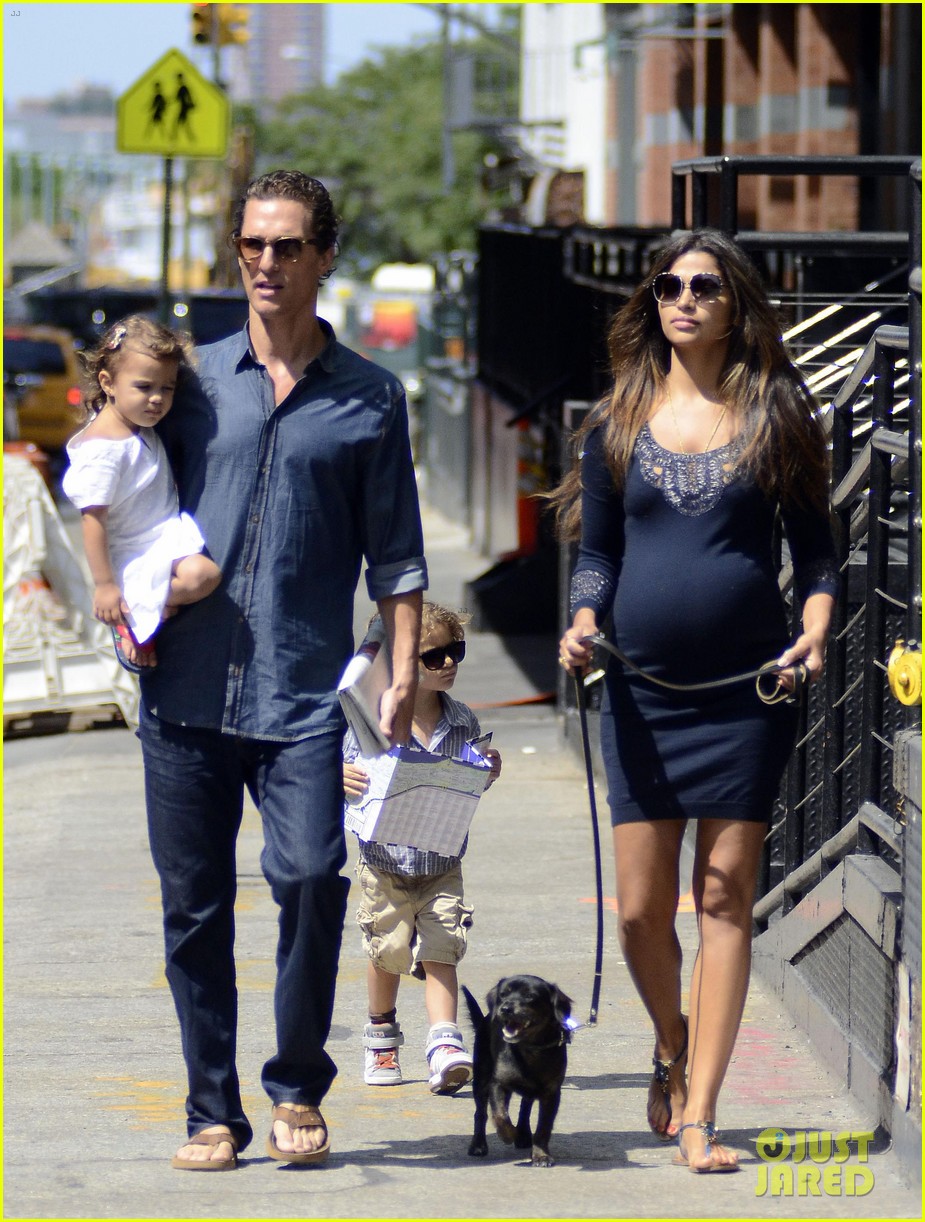 Matthew McConaughey: Big Apple Family Stroll: Photo 2709235 | Camila ...