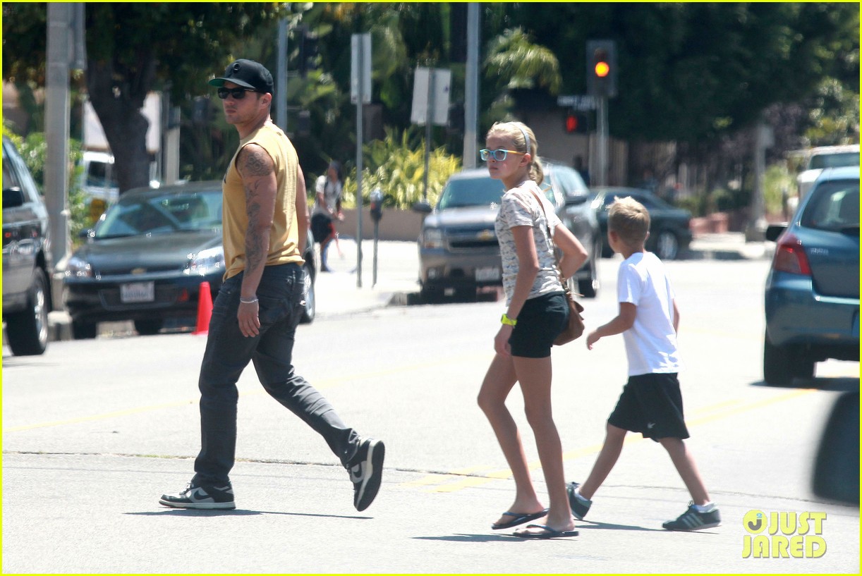 Ryan Phillippe: Roscoe's Chicken with Ava & Deacon: Photo 2699361 | Ava ...
