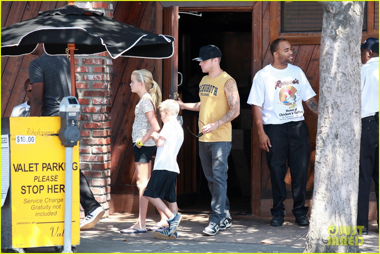 Ryan Phillippe: Roscoe's Chicken with Ava & Deacon: Photo 2699363 | Ava ...