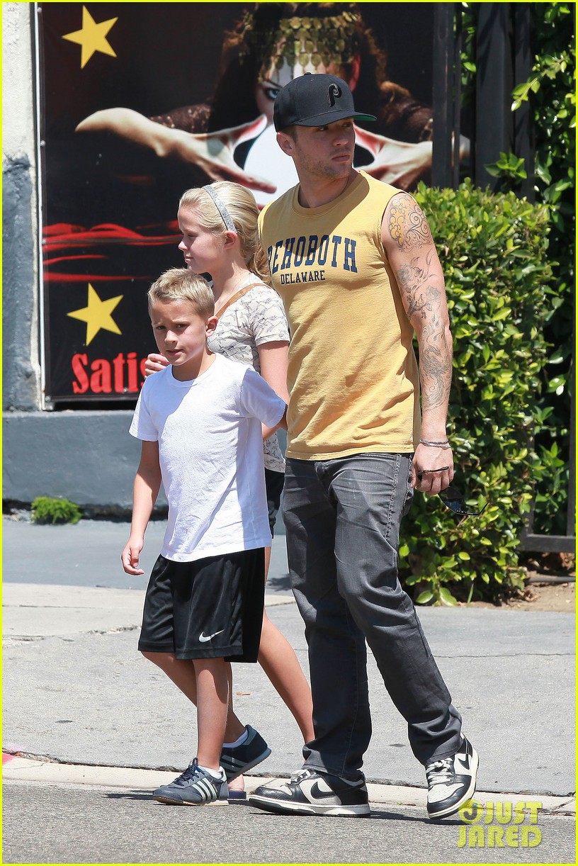 Ryan Phillippe: Roscoe's Chicken with Ava & Deacon: Photo 2699364 | Ava ...