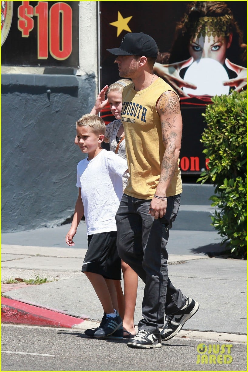 Ryan Phillippe: Roscoe's Chicken with Ava & Deacon: Photo 2699365 | Ava ...