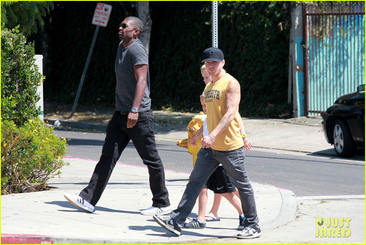 Ryan Phillippe: Roscoe's Chicken with Ava & Deacon: Photo 2699366 | Ava ...