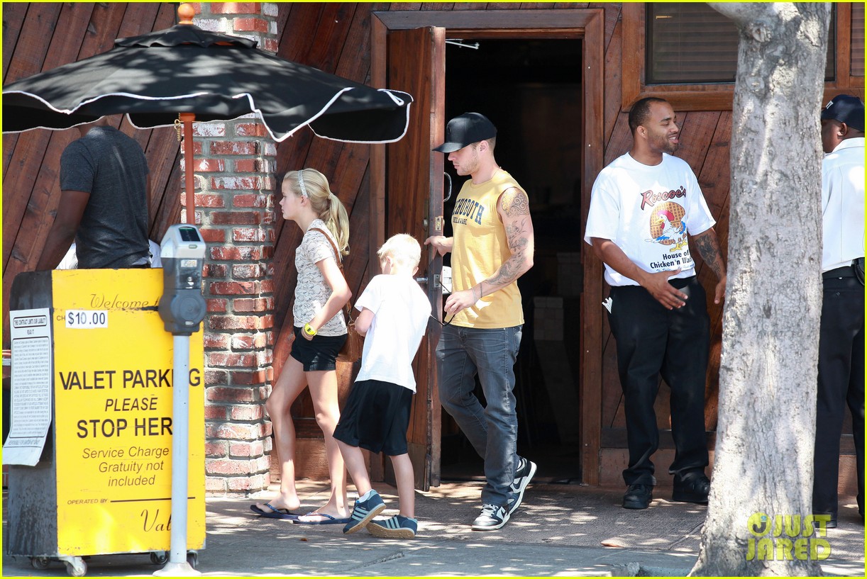 Ryan Phillippe: Roscoe's Chicken with Ava & Deacon: Photo 2699368 | Ava ...