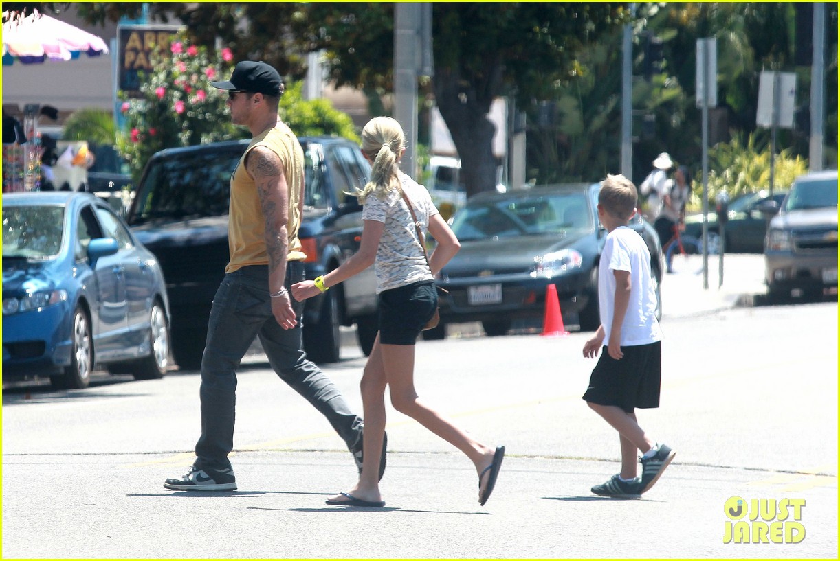 Ryan Phillippe: Roscoe's Chicken with Ava & Deacon: Photo 2699372 | Ava ...