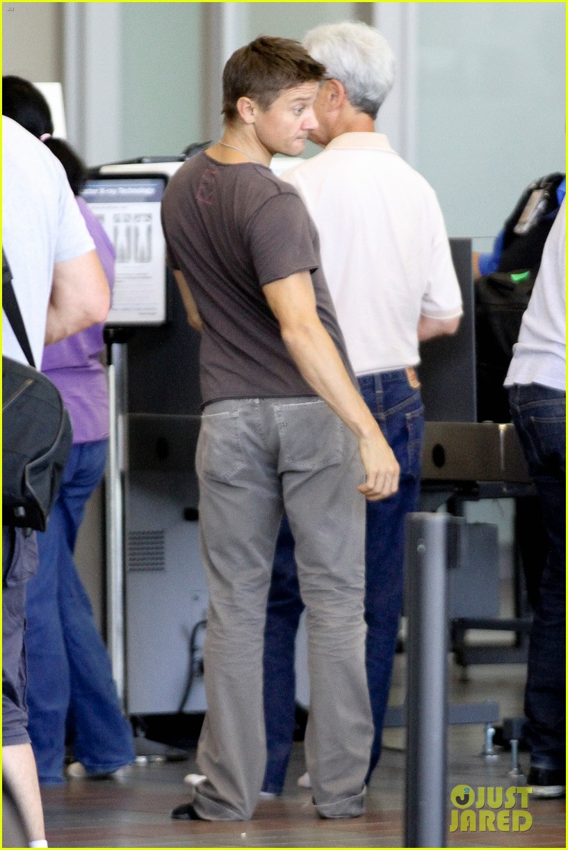 Jeremy Renner: 'Bourne Legacy' Tops Aussie Box Office!: Photo 2706008 ...