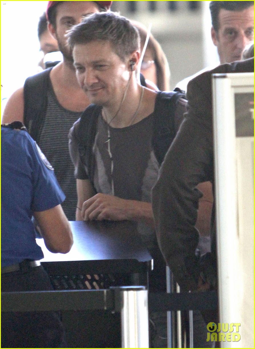 Jeremy Renner: 'Bourne Legacy' Tops Aussie Box Office!: Photo 2706013 ...