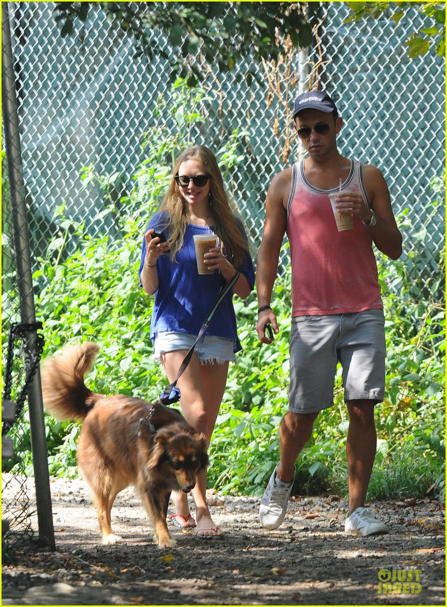 Amanda Seyfried: Daisy Dukes with Finn!: Photo 2709842 | Amanda ...