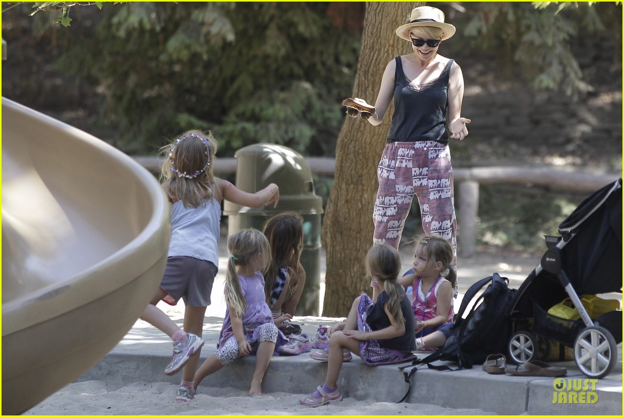 Michelle Williams: Birthday Party With The Family!: Photo 2708017 ...