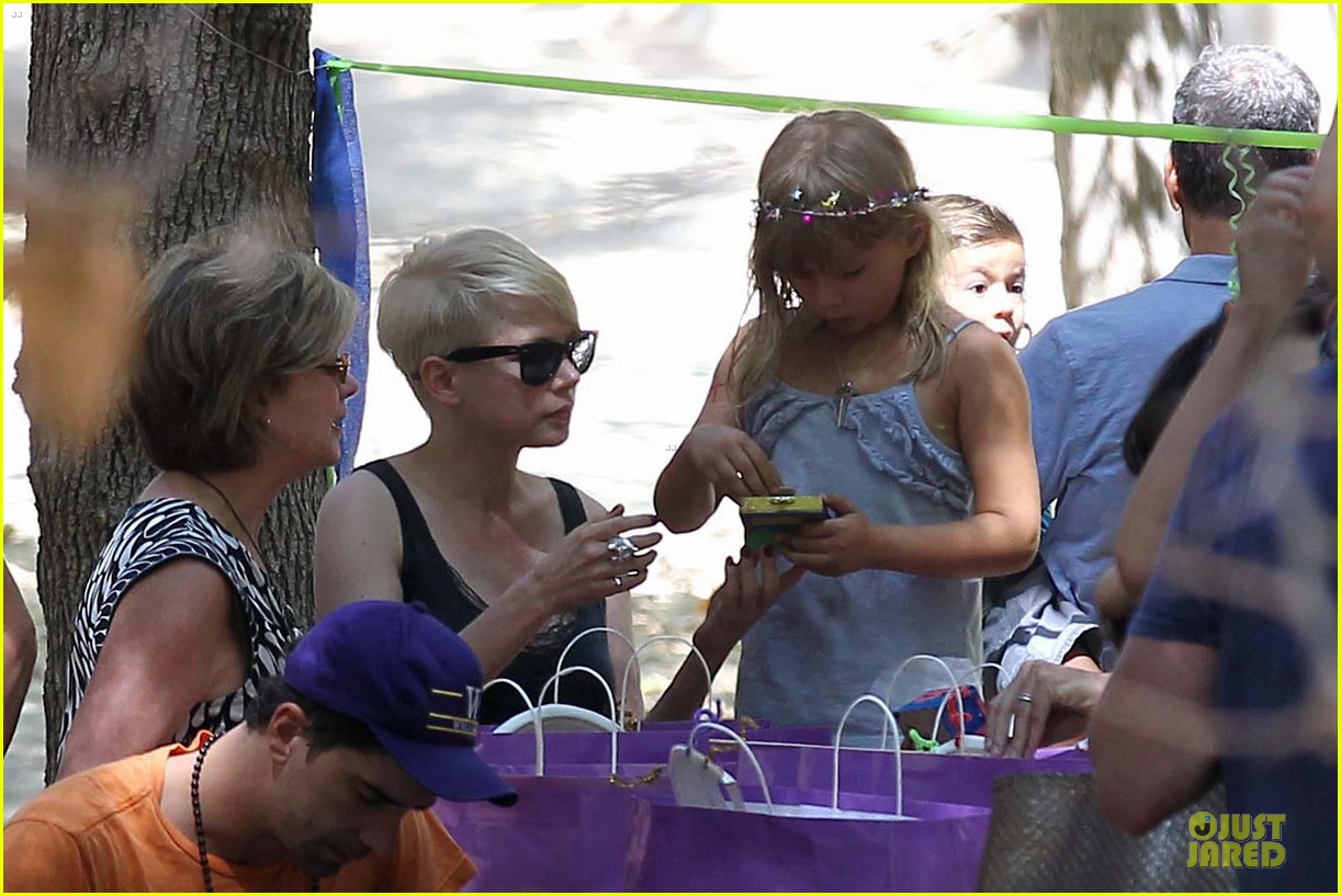 Michelle Williams: Birthday Party With The Family!: Photo 2708045 ...