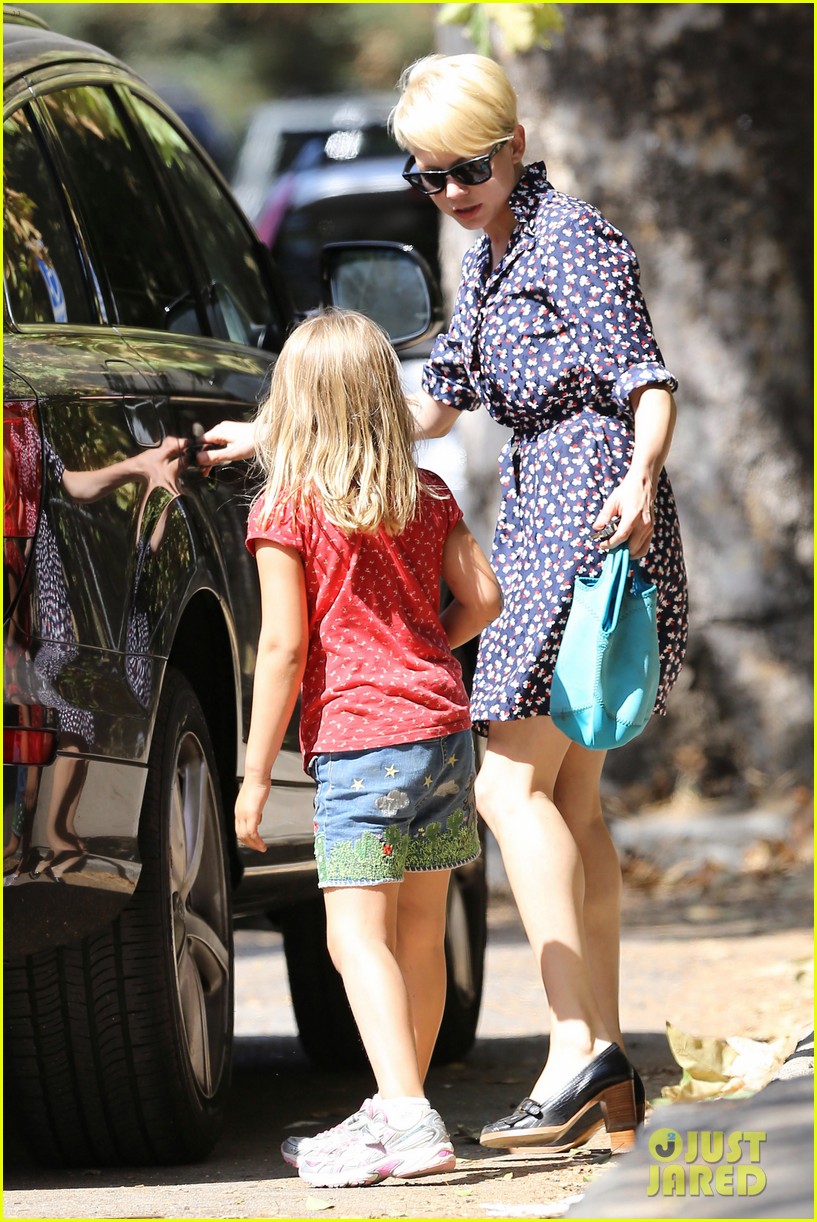 Michelle Williams: Summer Camp with Matilda!: Photo 2707551 | Celebrity ...
