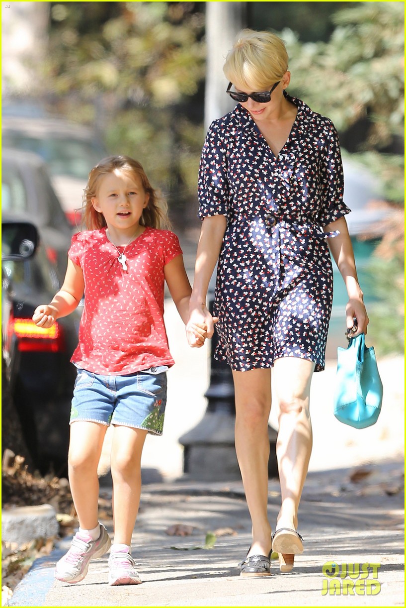 Michelle Williams: Summer Camp with Matilda!: Photo 2707555 | Celebrity ...