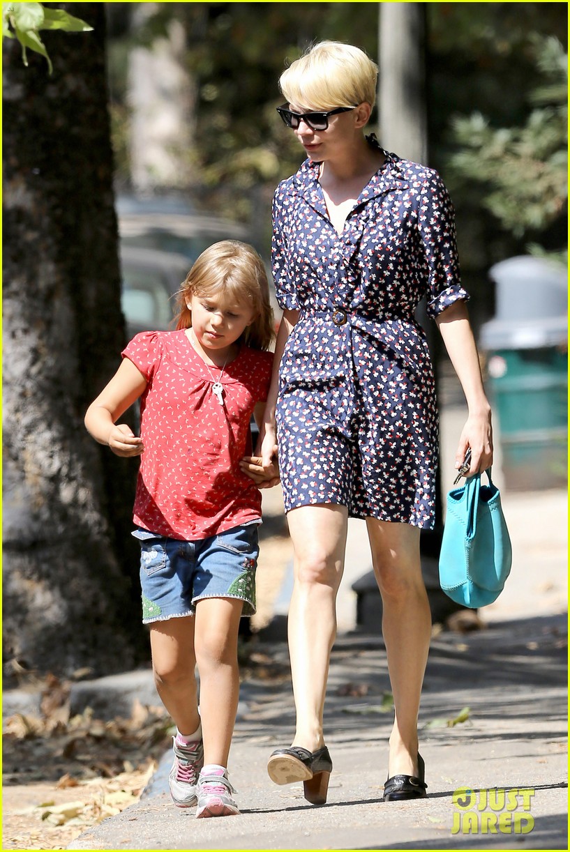 Michelle Williams: Summer Camp with Matilda!: Photo 2707559 | Celebrity ...