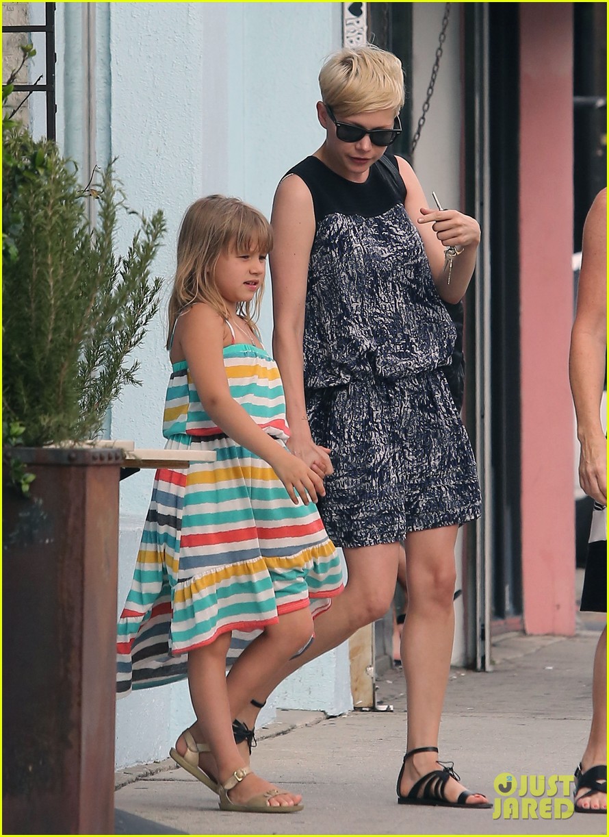 Michelle Williams: Glasses Shopping with Matilda!: Photo 2703389 ...