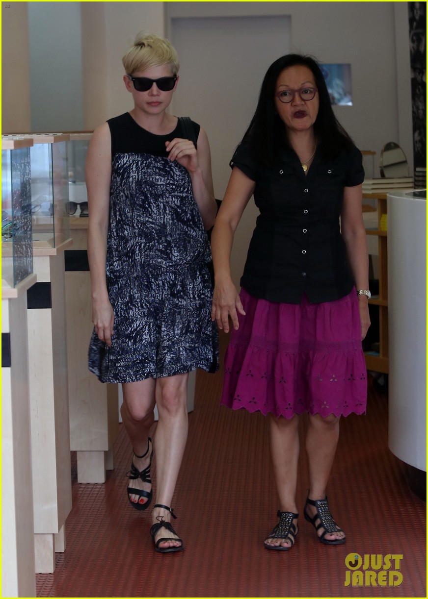 Michelle Williams: Glasses Shopping with Matilda!: Photo 2703393 ...