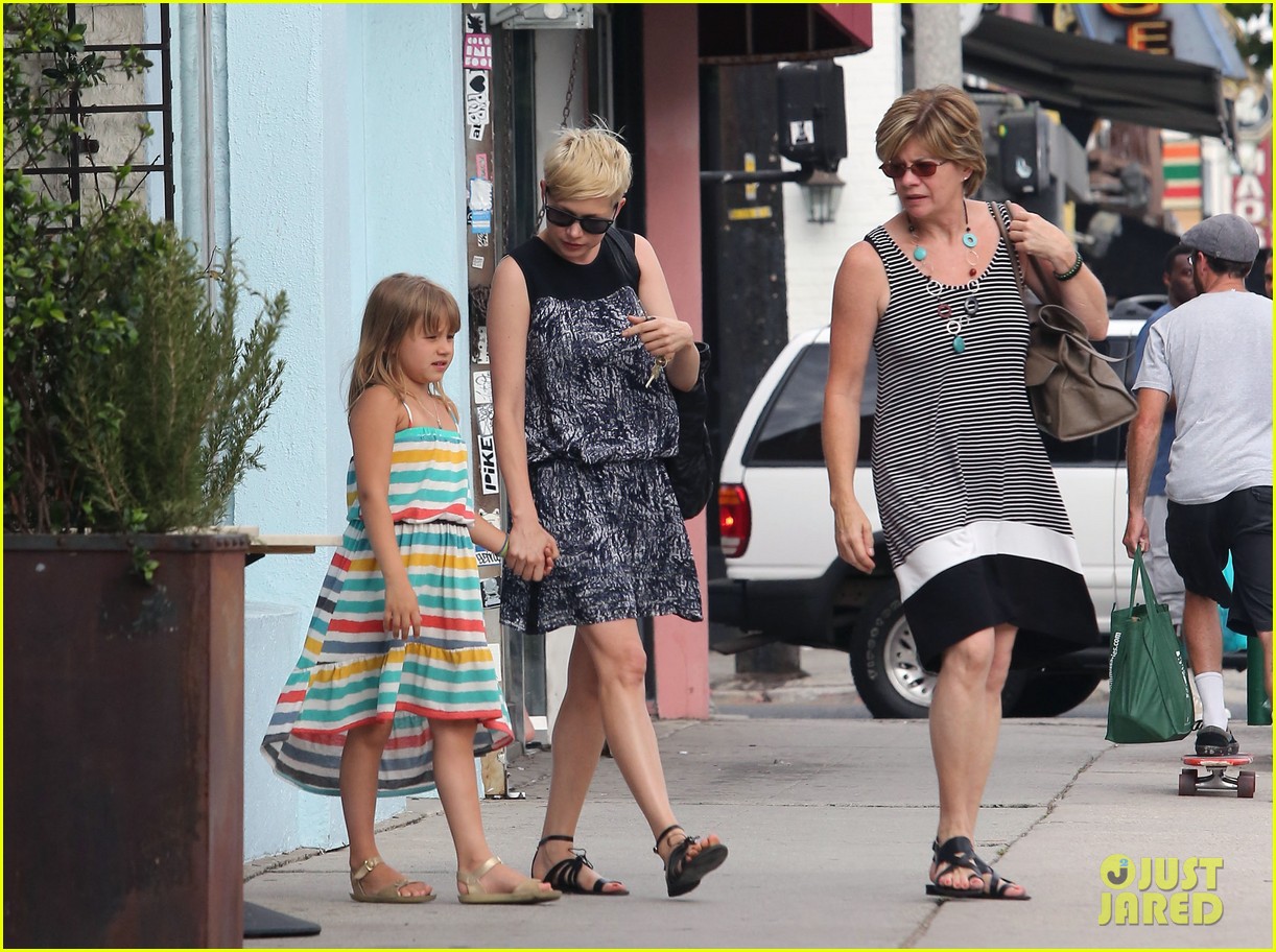 Michelle Williams: Glasses Shopping with Matilda!: Photo 2703401 ...