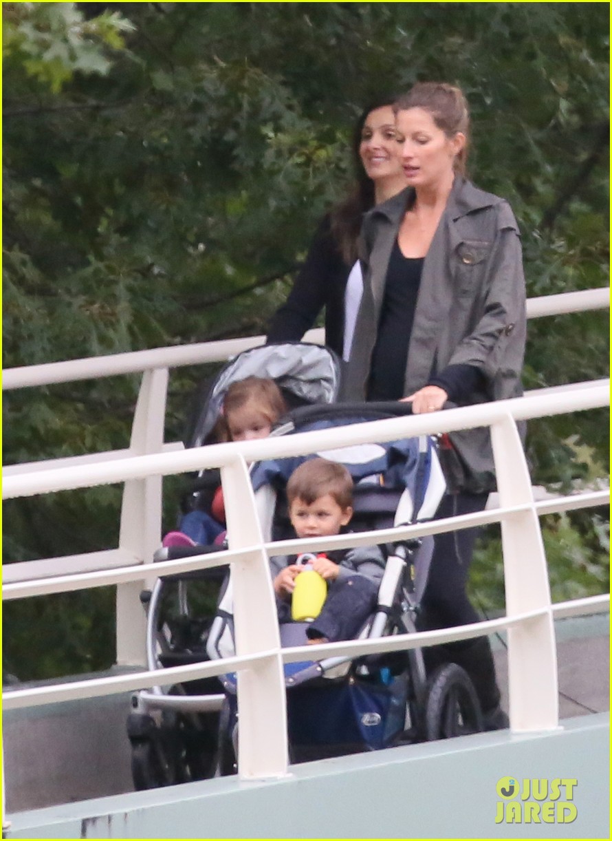 Gisele Bundchen: Saturday Stroll with Benjamin & Lua!: Photo 2726528 ...