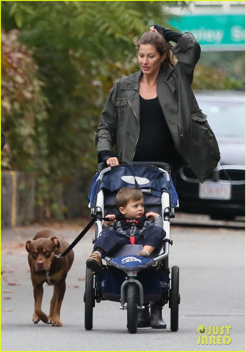 Gisele Bundchen: Saturday Stroll with Benjamin & Lua!: Photo 2726529 ...