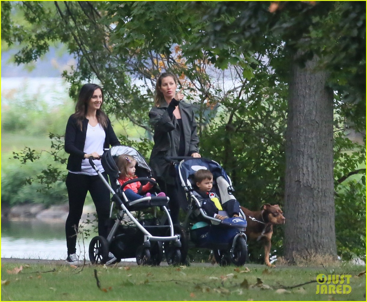 Gisele Bundchen: Saturday Stroll with Benjamin & Lua!: Photo 2726531 ...