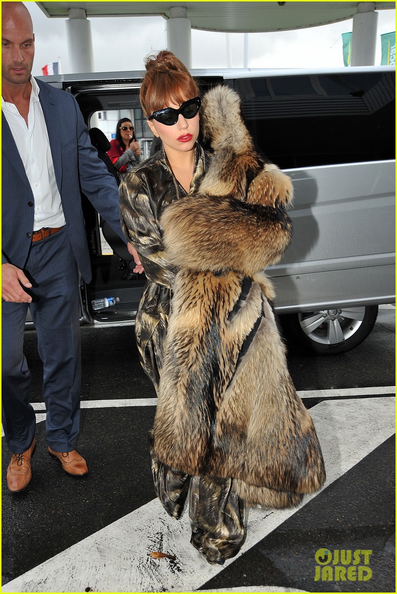 Lady Gaga Bares Underwear-Clad Body for Little Monsters: Photo 2728335 ...