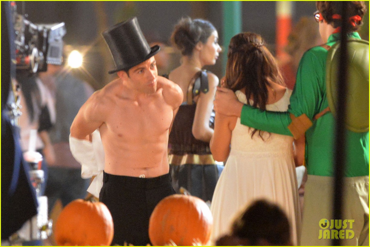 Max Greenfield: Shirtless Speedo Sexy on 'New Girl' Set!: Photo 2728158 ...